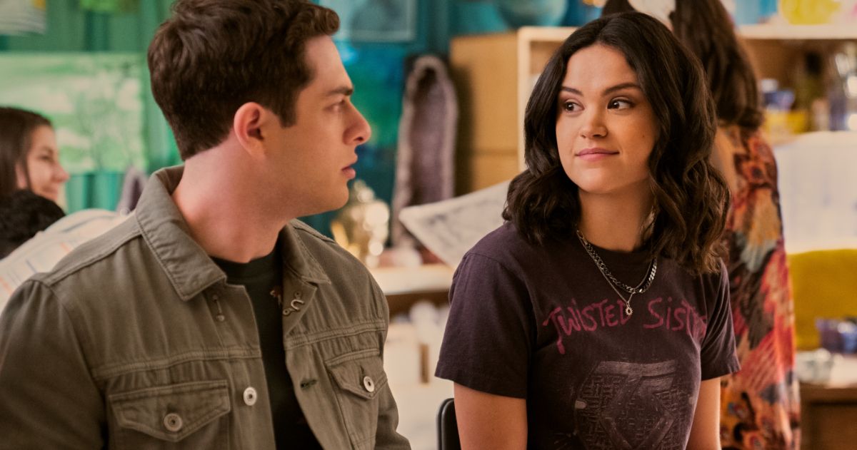 Exclusive: Never Have I Ever Star Says She Blacked Out When She Met Mindy Kaling