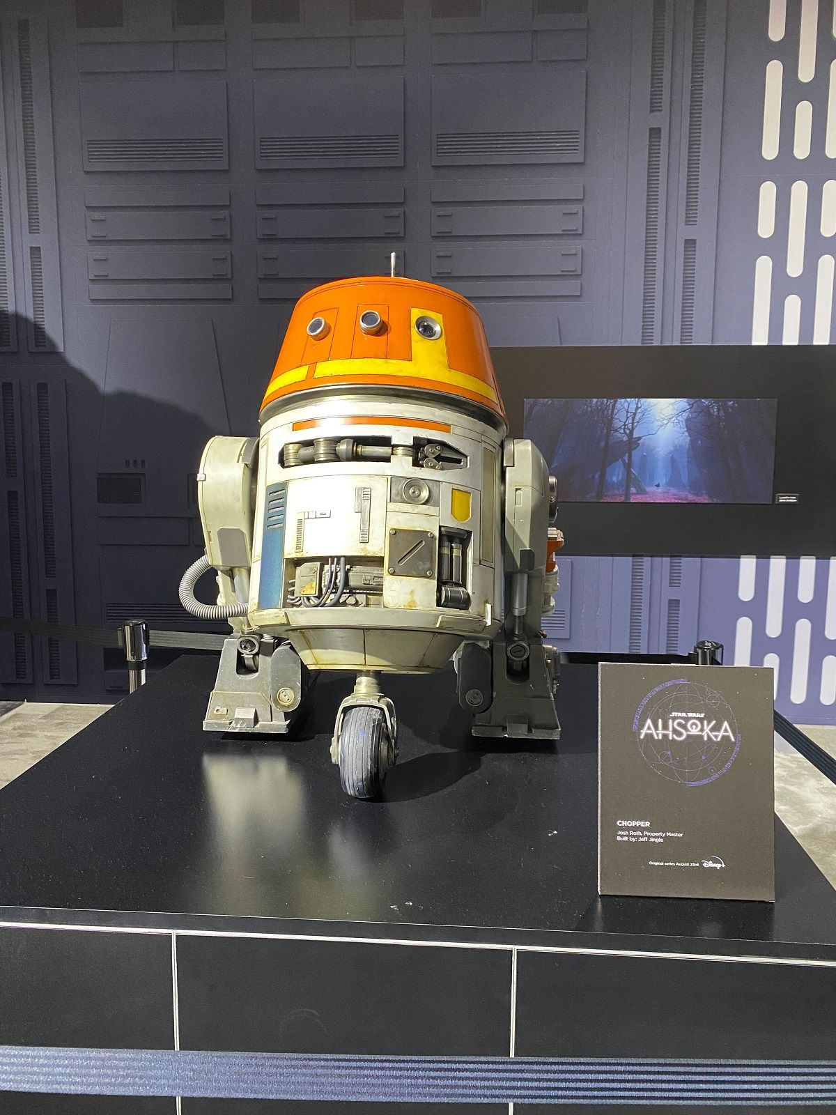 Comic-Con Images Reveal Star Wars, Marvel and DC Costumes, Props & More