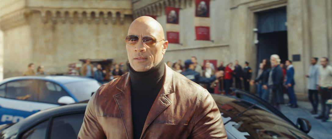 Red Notice Trailer: Dwayne Johnson Unites the World's Most Wanted ...