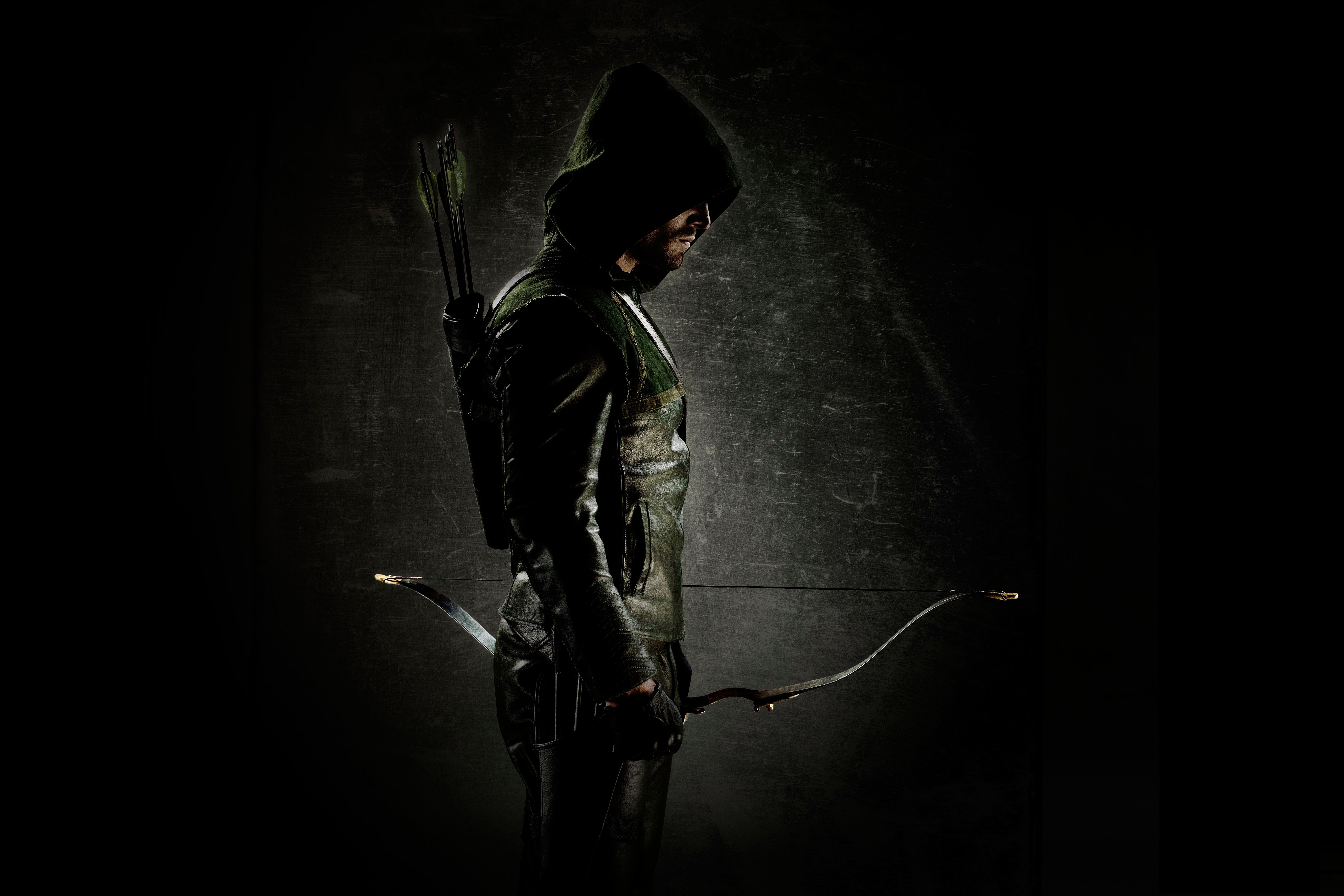 The CW's Arrow First Look Photo of Stephen Amell as Green Arrow